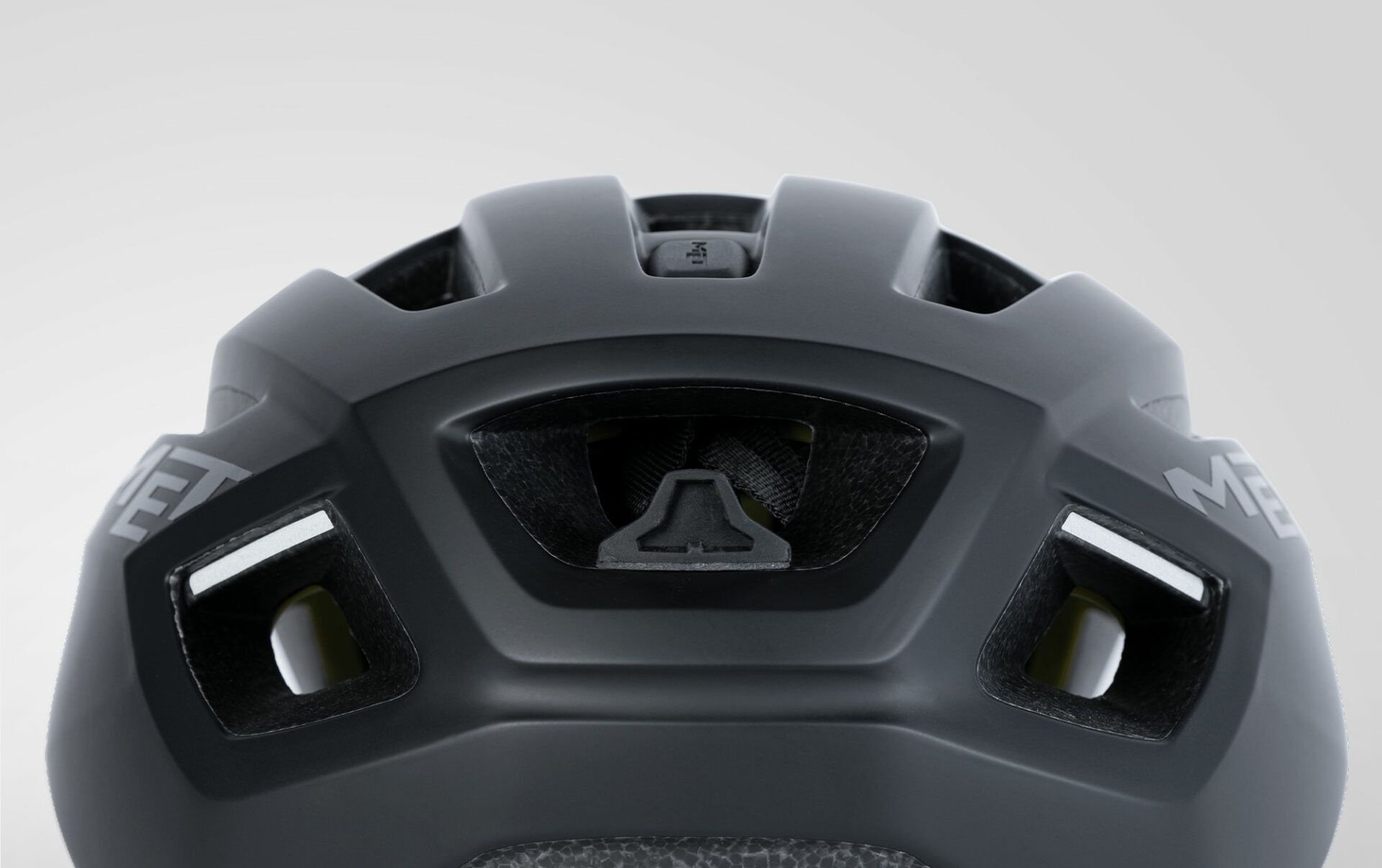 How to install the MET Magnetic USB Led Light | MET Helmets