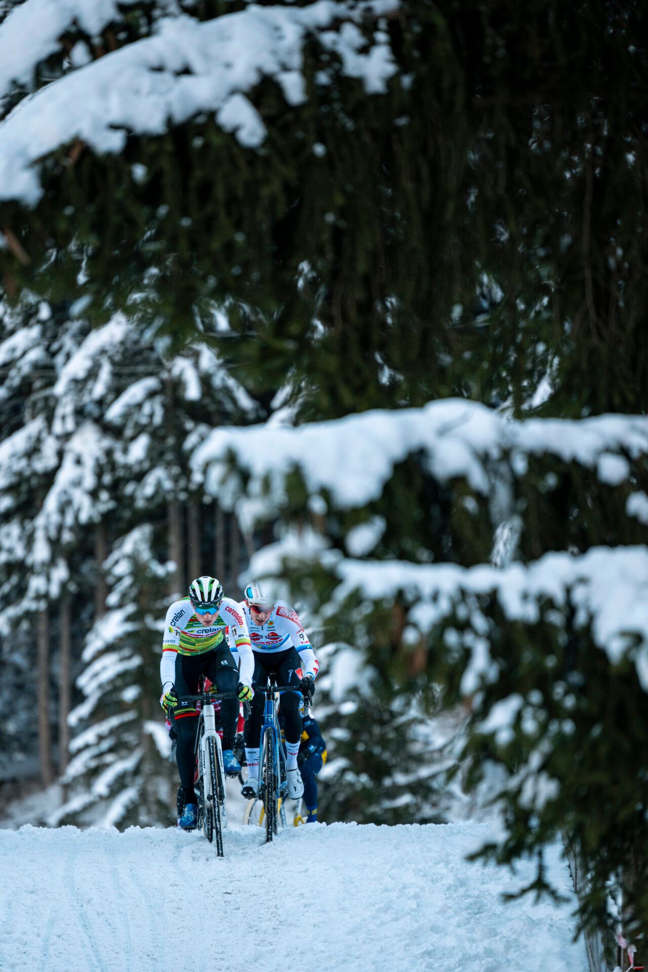 HEATING UP THE SNOW WITH THE CRELAN-CORENDON TEAM | MET Helmets